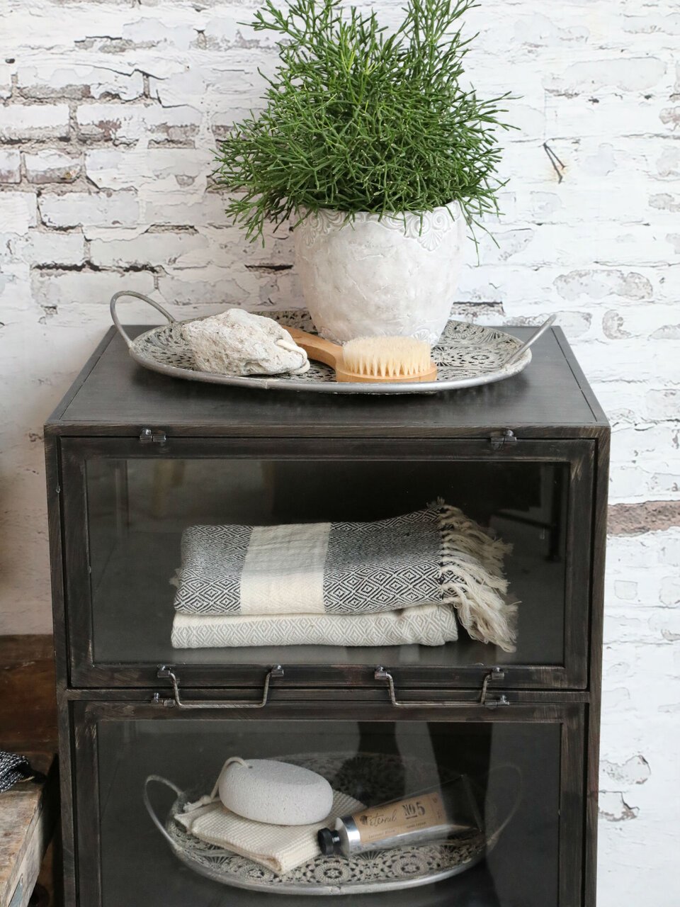 Factory Kommode mit 4 Glastüren von Chic Antique günstig bestellen ...