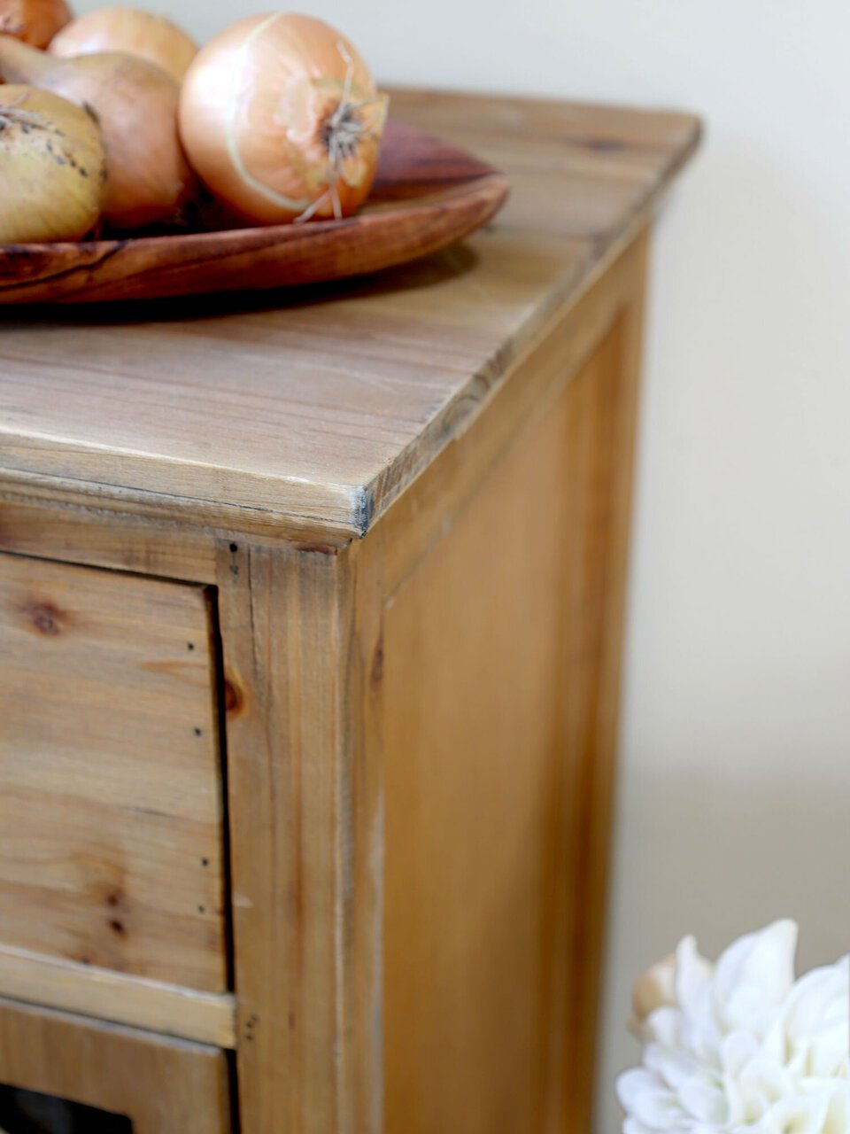 Kommode mit gebogener Glastür von Chic Antique günstig bestellen | SKANDEKO