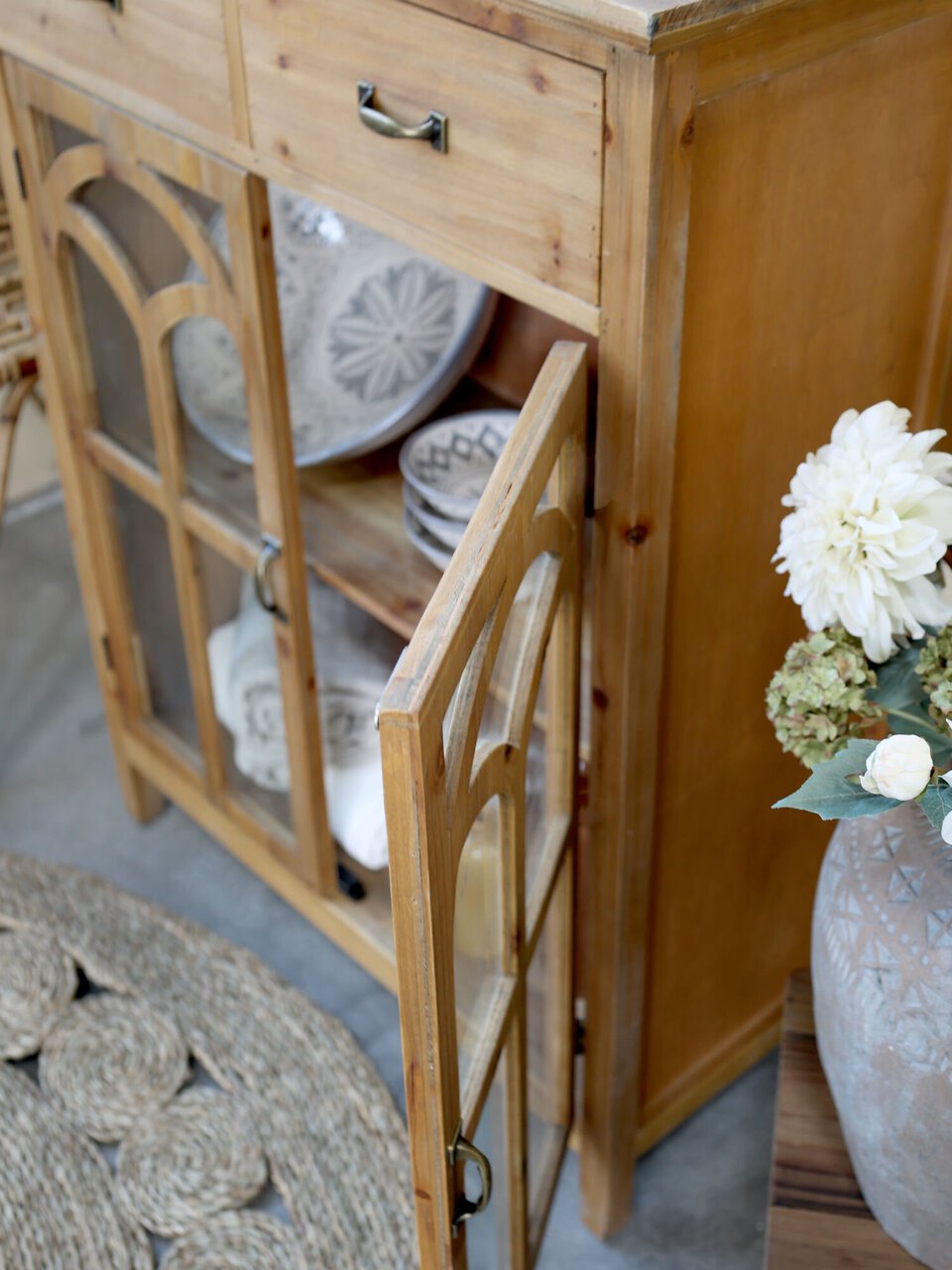 Kommode mit gebogener Glastür von Chic Antique günstig bestellen | SKANDEKO